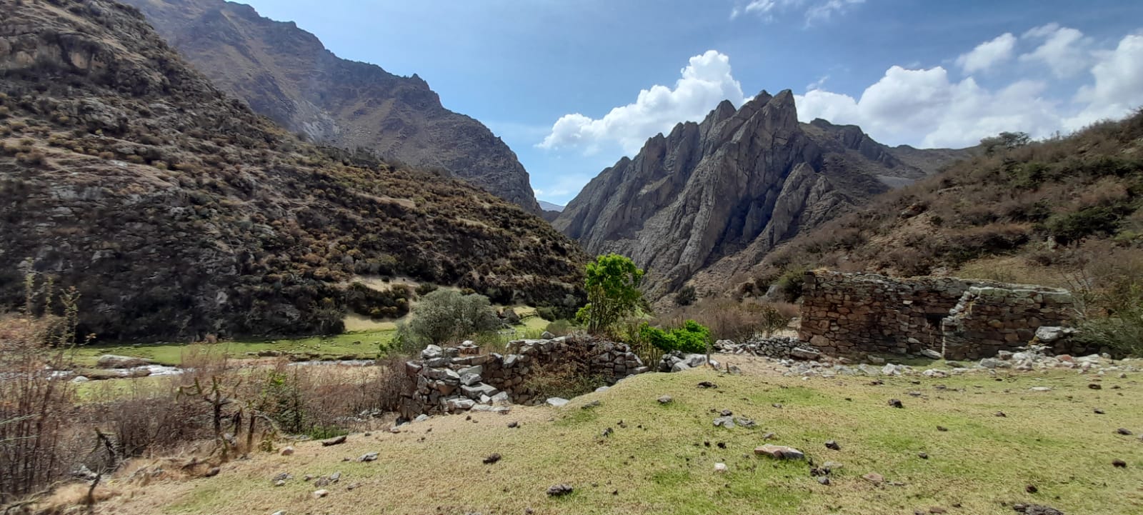 Sitio Arqueológico Cotosh De Oyón - Turismo en Oyon, Lima - Datahub